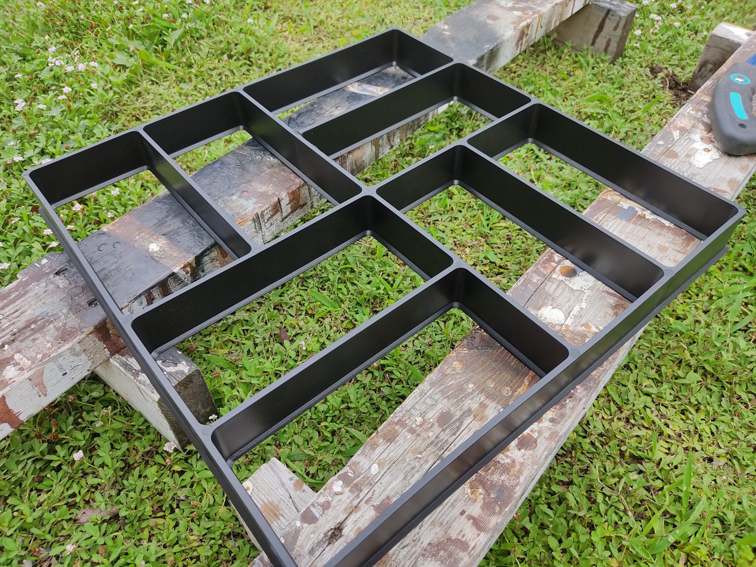 コンクリート金枠を使った、一人でできるコンクリートタイル舗装 | marut-diy