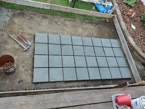 コンクリート金枠を使った、一人でできるコンクリートタイル舗装 | marut-diy