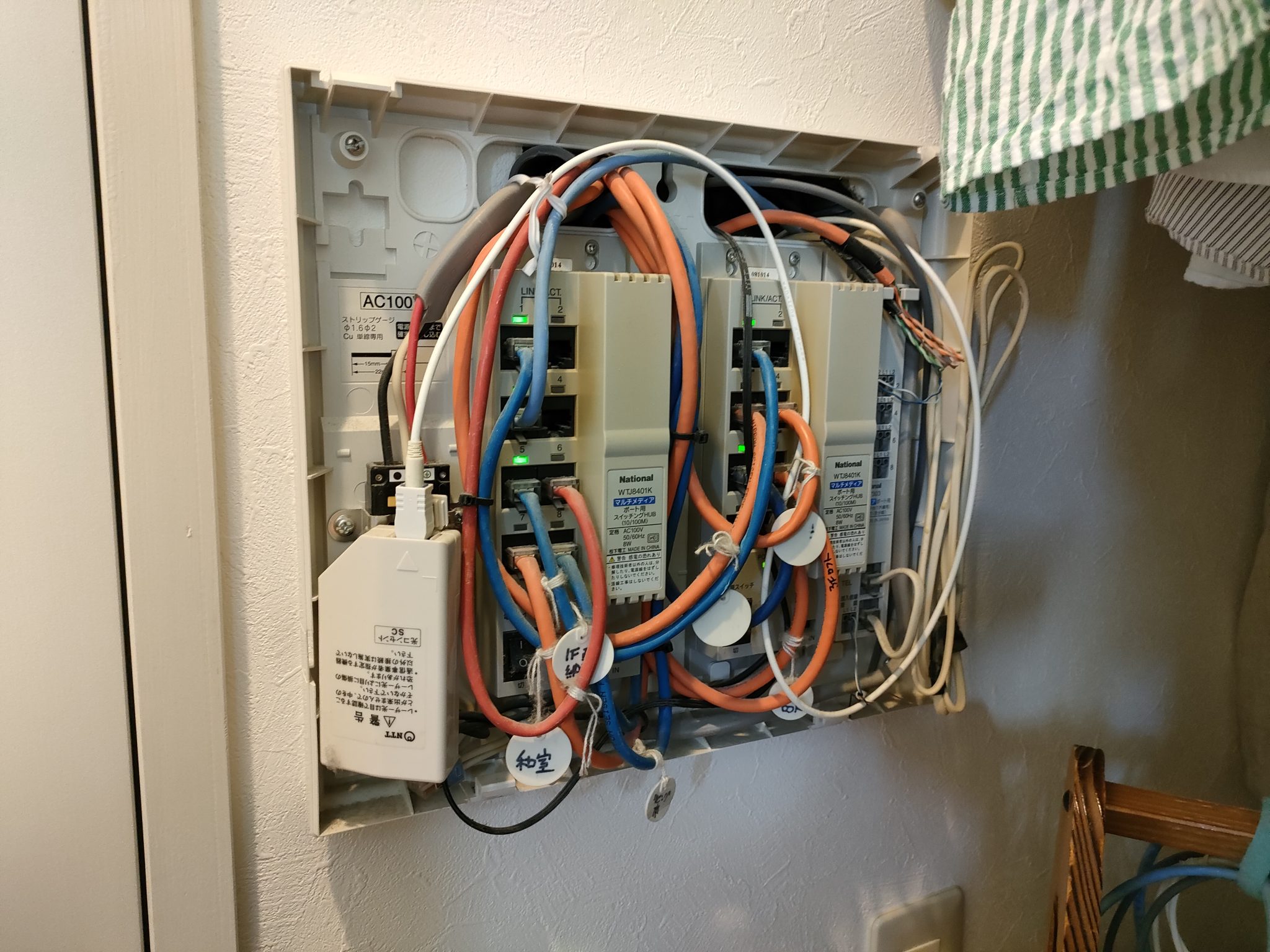 スケルトンな情報分電盤の自作｜スイッチングハブ回りのLAN配線をスッキリ収納 | marut-diy