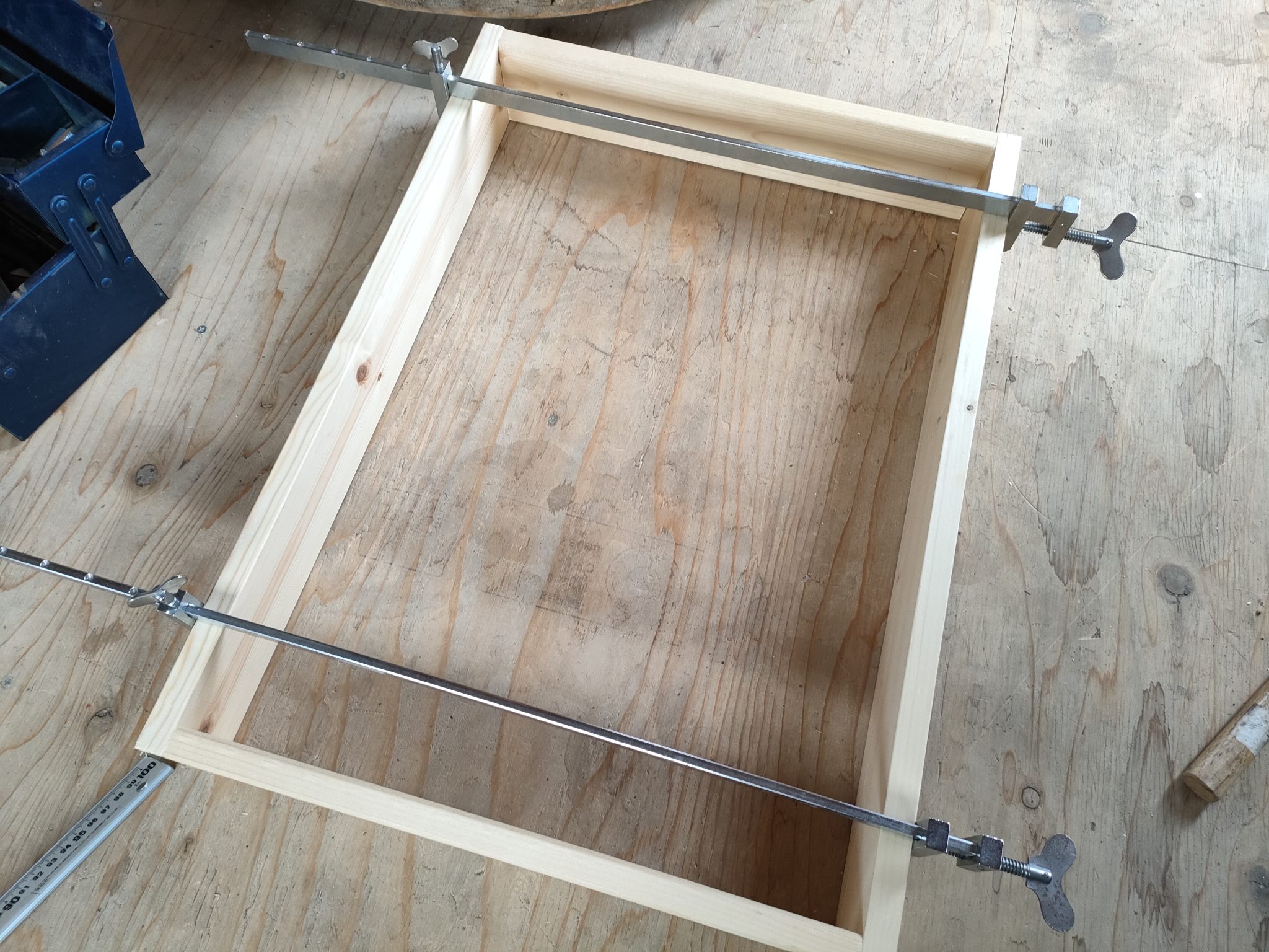 スケルトンな情報分電盤の自作｜スイッチングハブ回りのLAN配線をスッキリ収納 | marut-diy