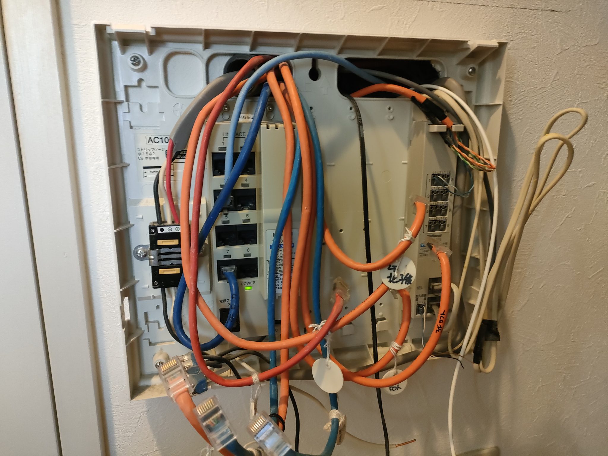 スケルトンな情報分電盤の自作｜スイッチングハブ回りのLAN配線をスッキリ収納 | marut-diy