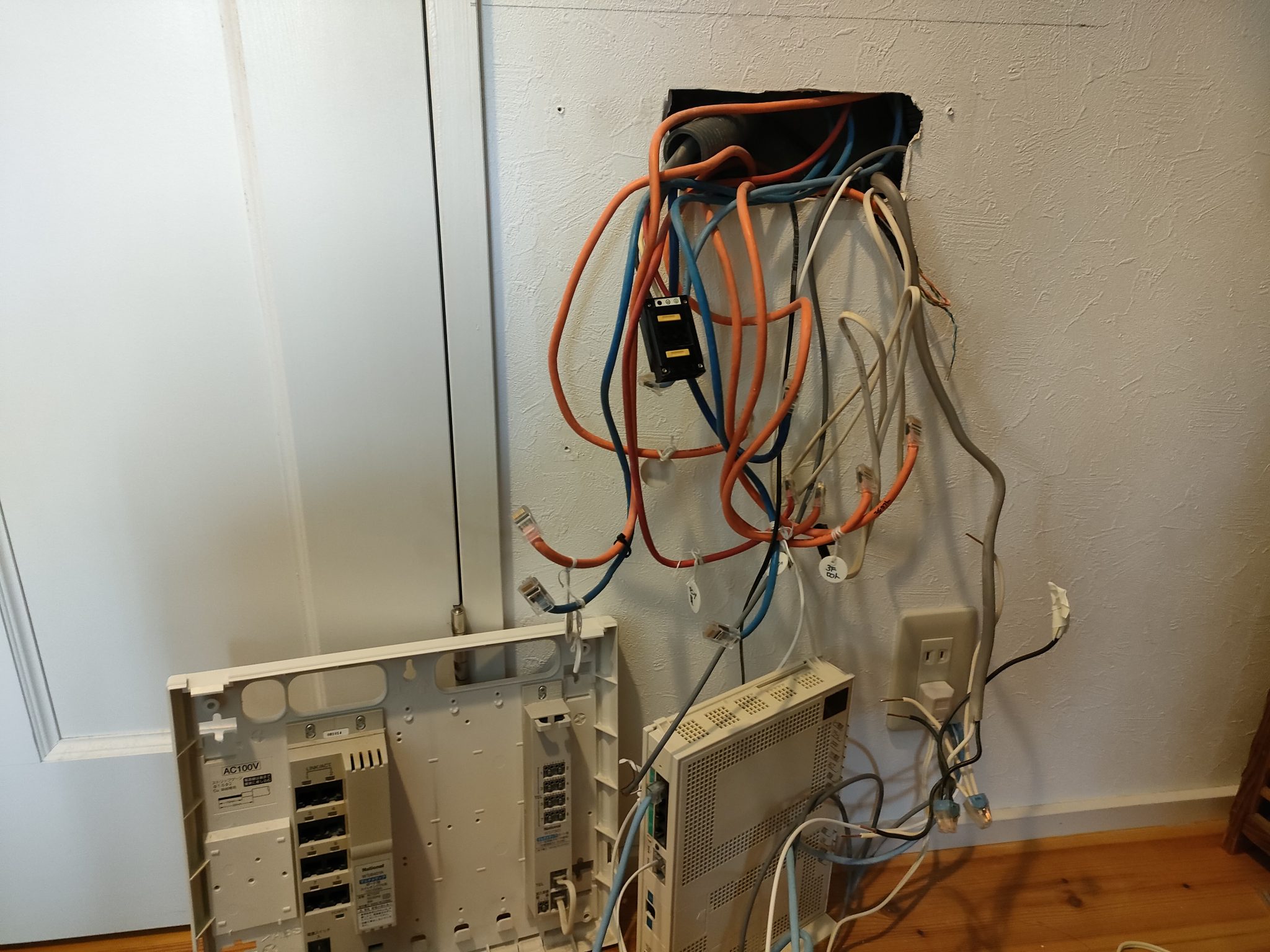 スケルトンな情報分電盤の自作｜スイッチングハブ回りのLAN配線をスッキリ収納 | marut-diy