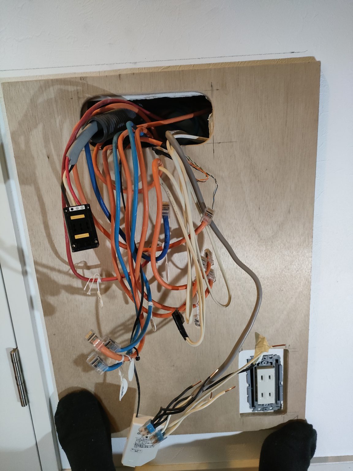 スケルトンな情報分電盤の自作｜スイッチングハブ回りのLAN配線をスッキリ収納 | marut-diy