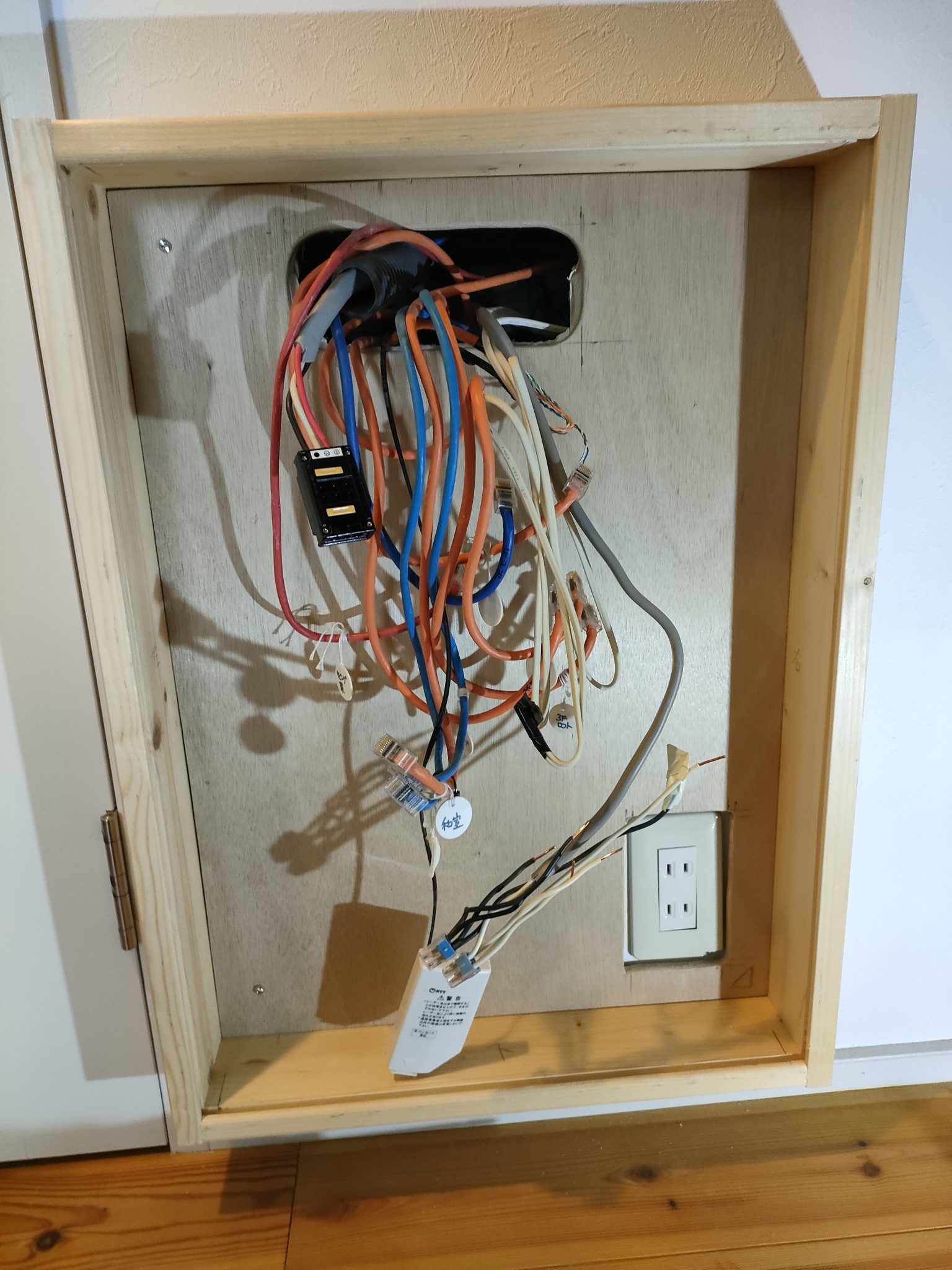 スケルトンな情報分電盤の自作｜スイッチングハブ回りのLAN配線をスッキリ収納 | marut-diy