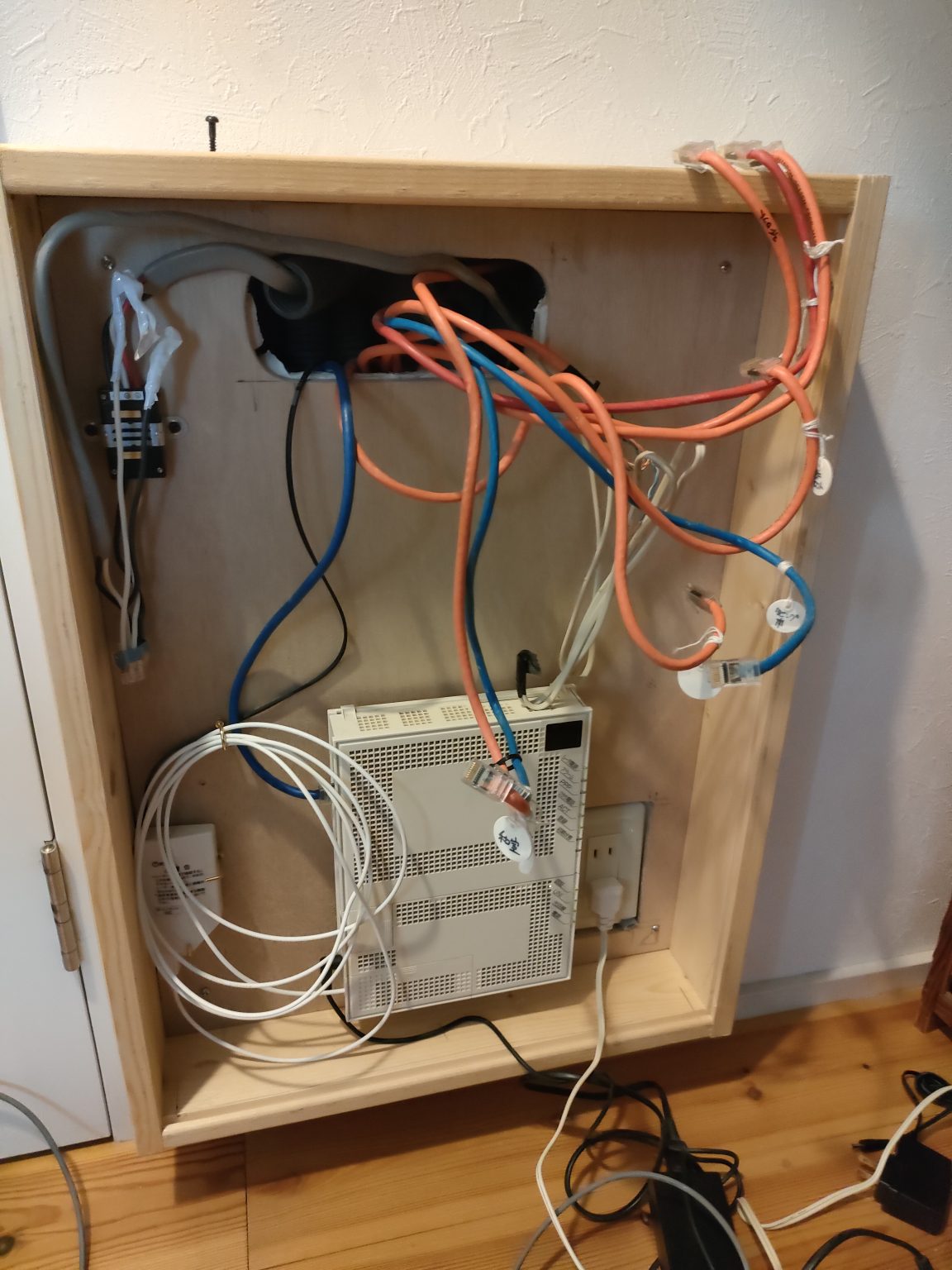 スケルトンな情報分電盤の自作｜スイッチングハブ回りのLAN配線をスッキリ収納 | marut-diy